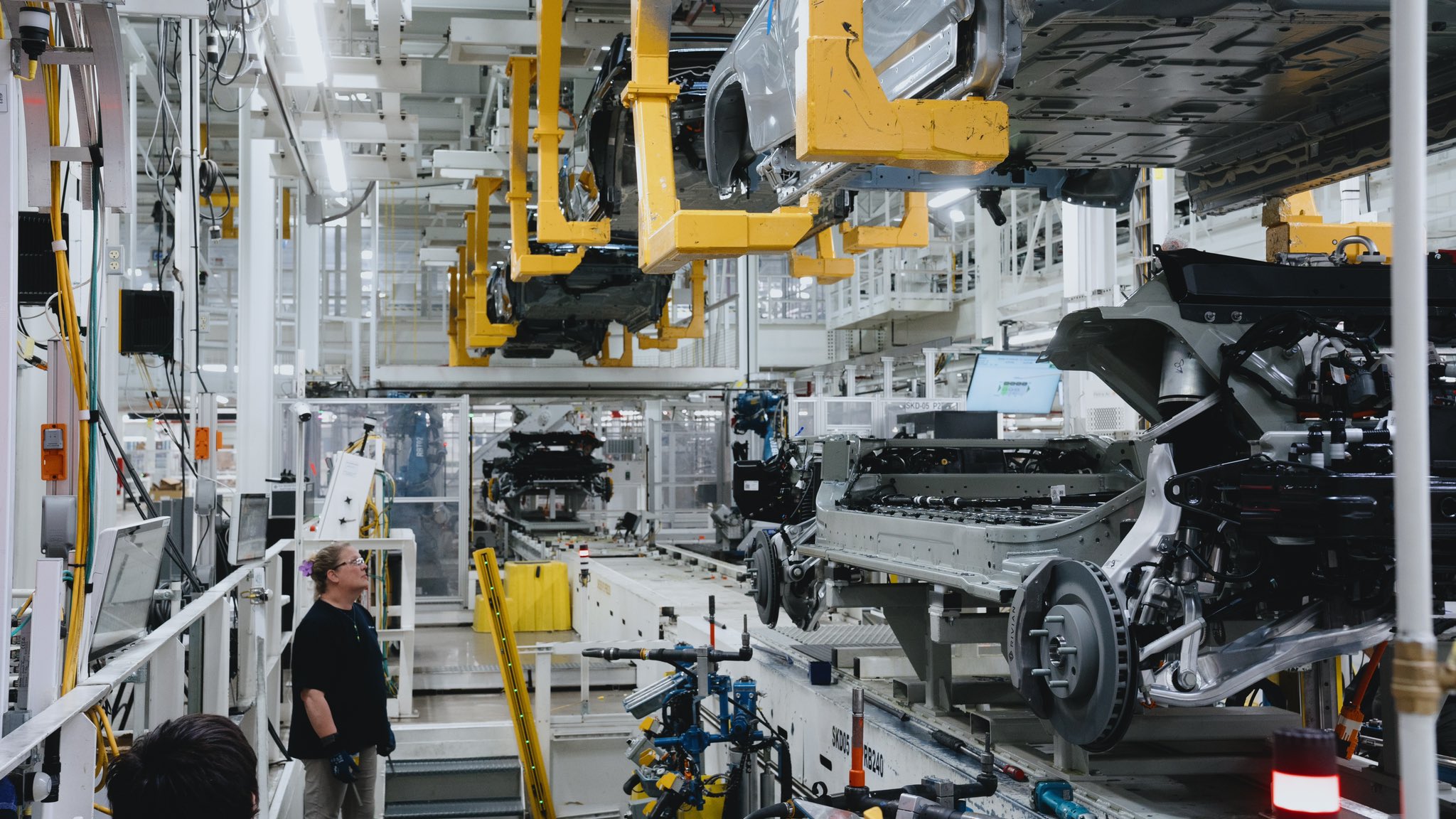 Rivian Unveils More Affordable Dual-Motor R1T - Carlist