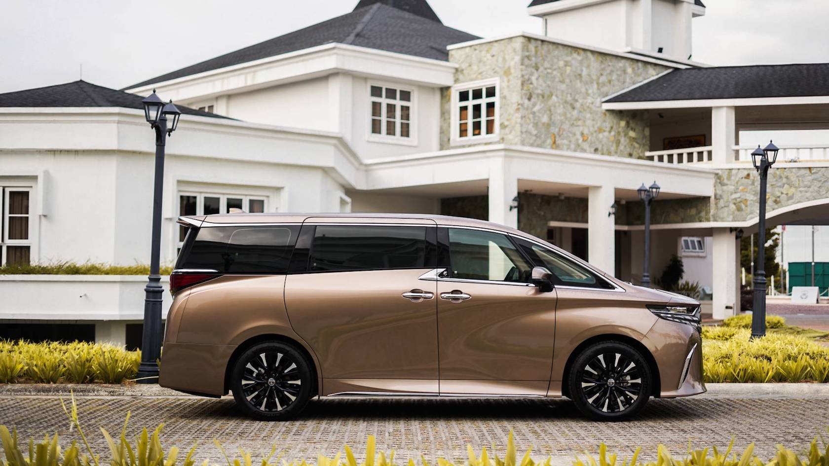New Toyota Alphard Finally Launched In Malaysia - Carlist